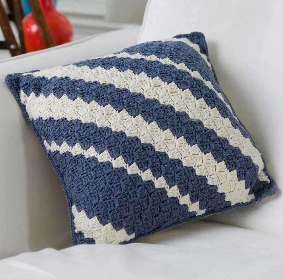 Cozy up your home with these free throw pillow knitting patterns