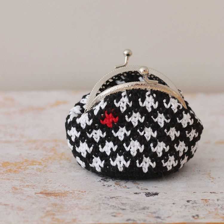 Easy DIY: Free Pattern for a Knitted Coin Purse