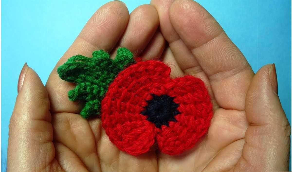Free knitting pattern for a poppy brooch