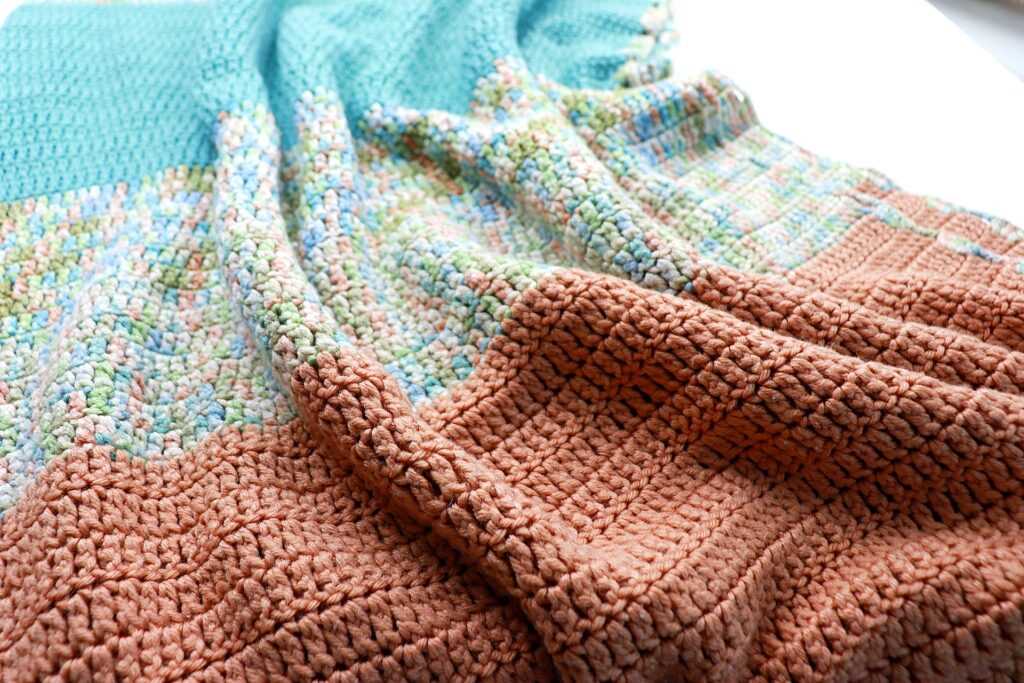 Step-by-step guide for knitting a cozy double strand blanket