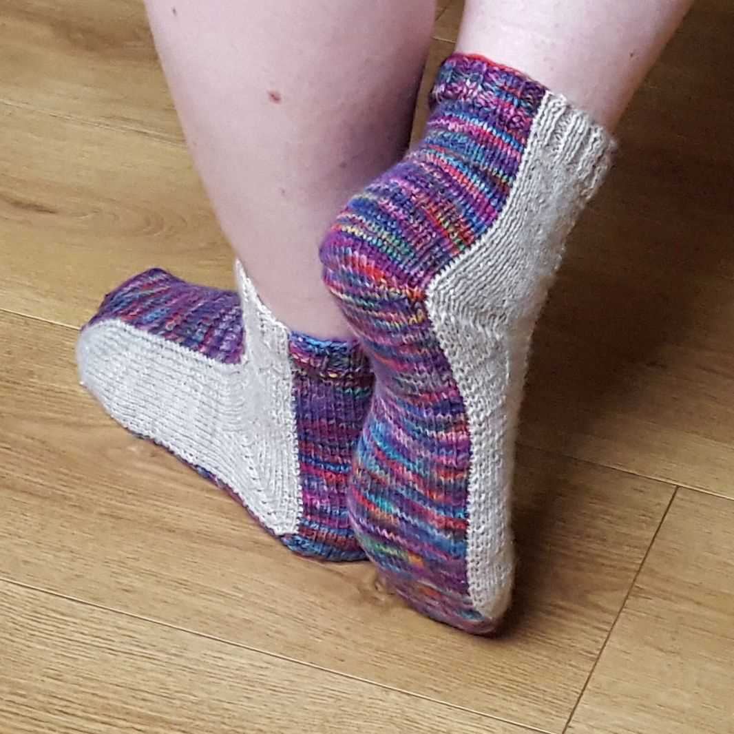 Free knitting patterns for children's socks.