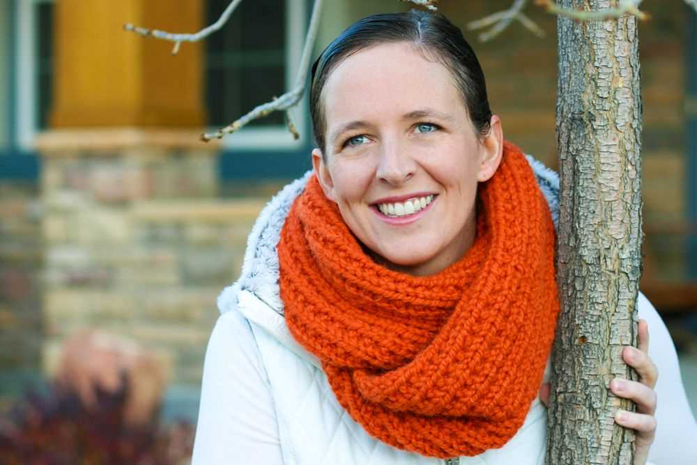 Cozy and Stylish: Free Pattern for a Knit Mobius Scarf
