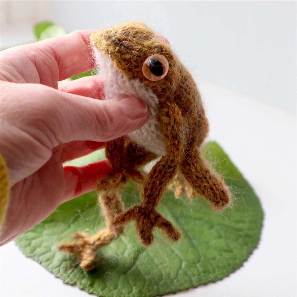 Miniature frog knitting instructions