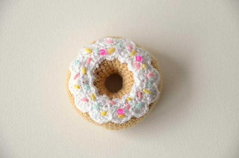 Whip up a sweet knitted donut with this cute pattern