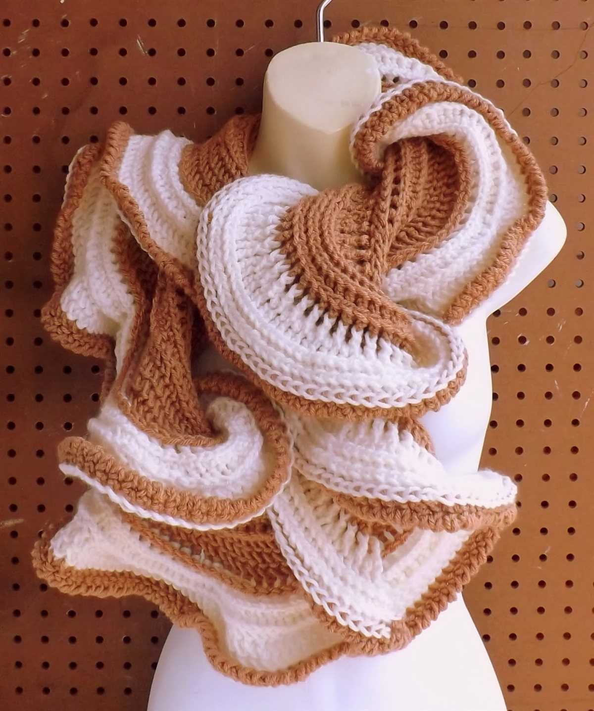 Cozy and Stylish: Free Pattern for a Knitted Spiral Scarf