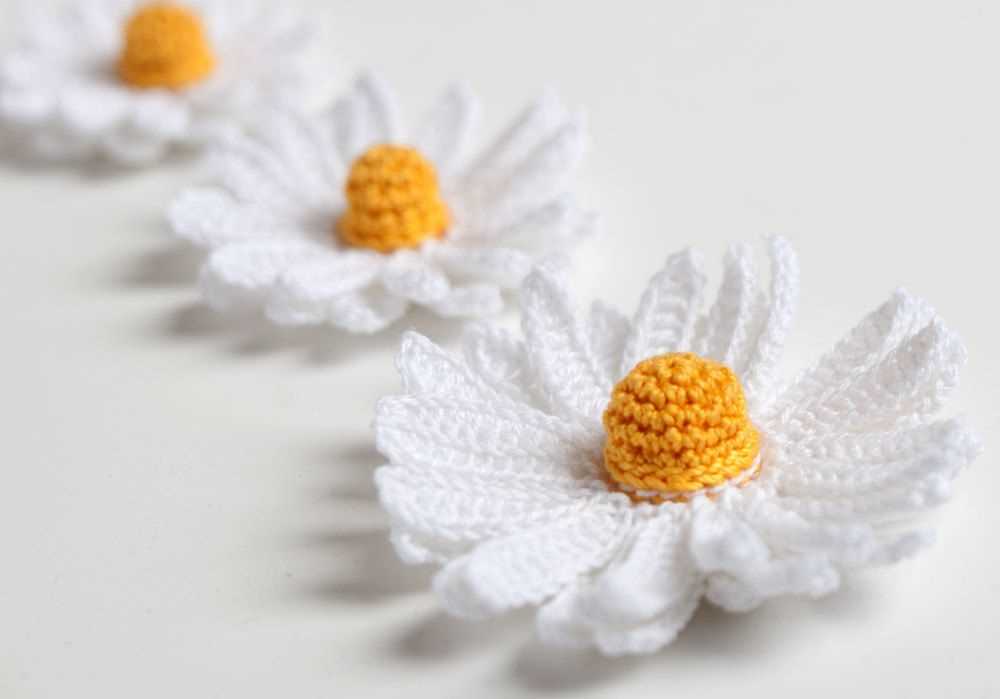 Step-by-step guide to knitting a daisy flower
