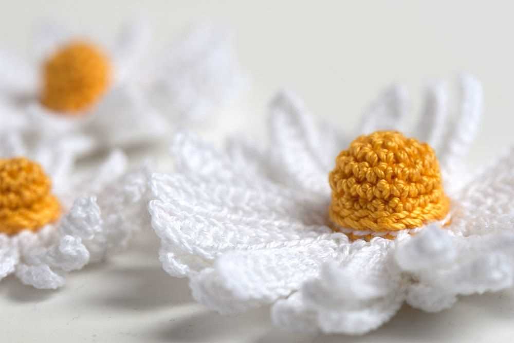 Step-by-step guide to knitting a daisy flower