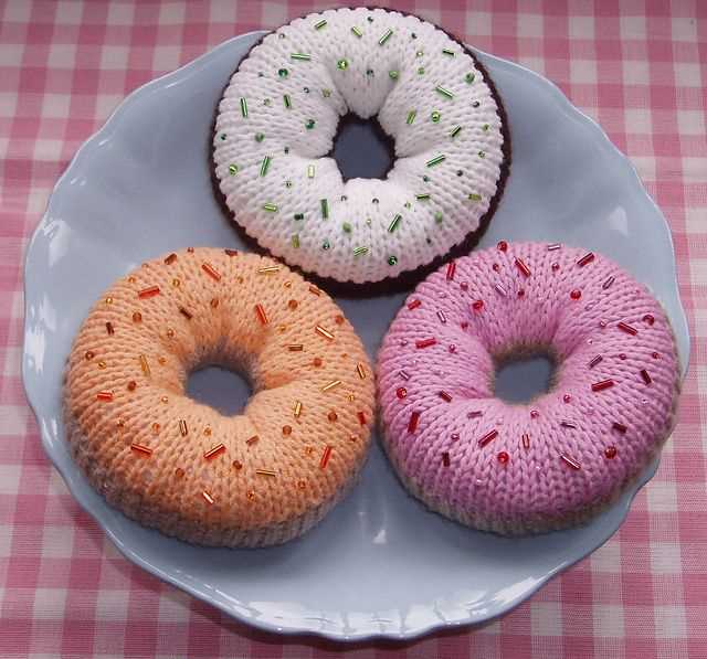 Whip up a sweet knitted donut with this cute pattern