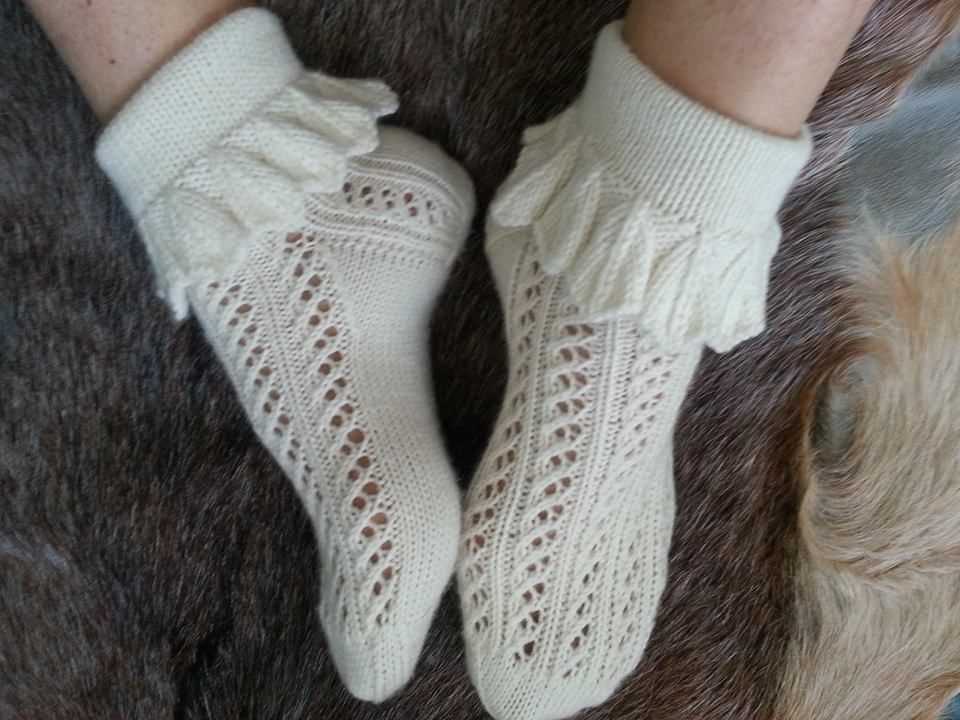 Knit cozy ruffle socks with this easy pattern