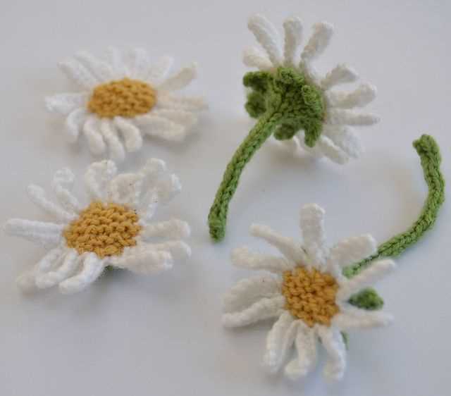 Cozy Blossoms: Free Patterns for Tiny Knitted Flowers