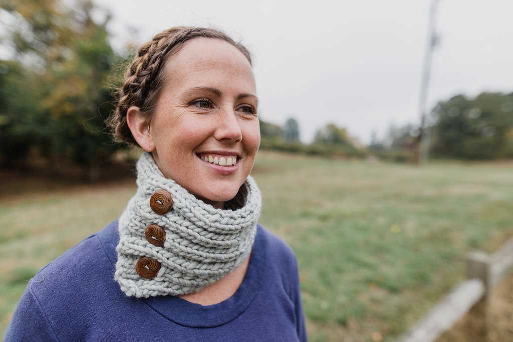 Buttoned cowl pattern for your knitting projects