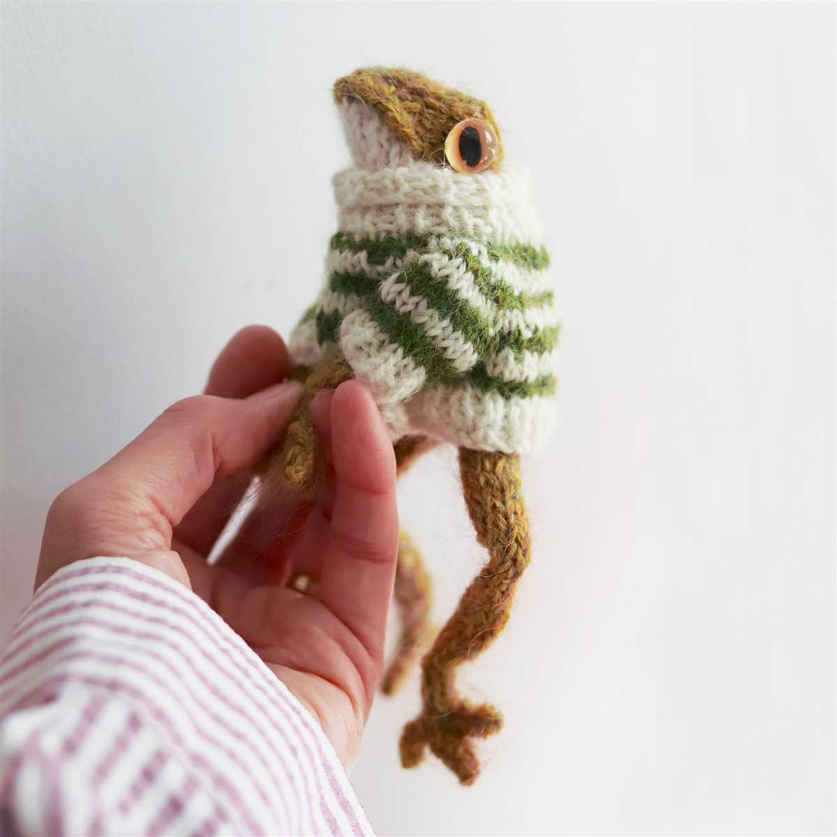 Miniature frog knitting instructions
