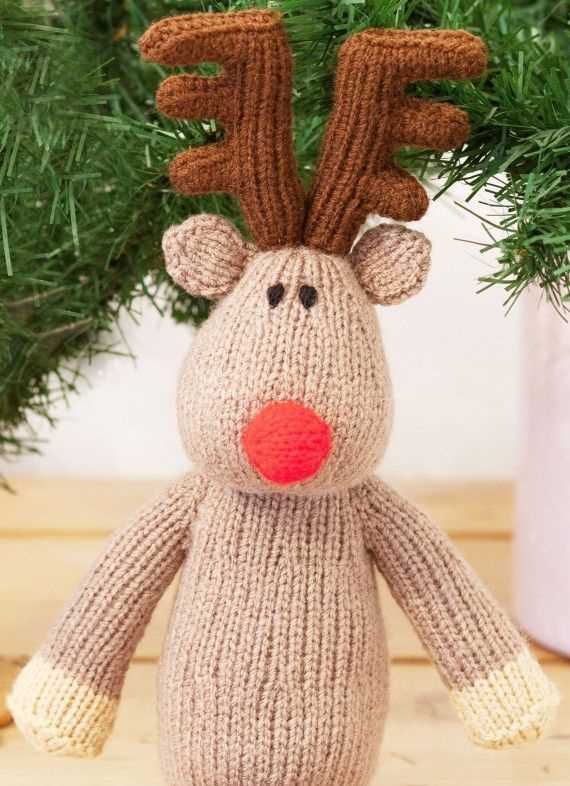 Adorable Free Pattern for a Knitted Reindeer