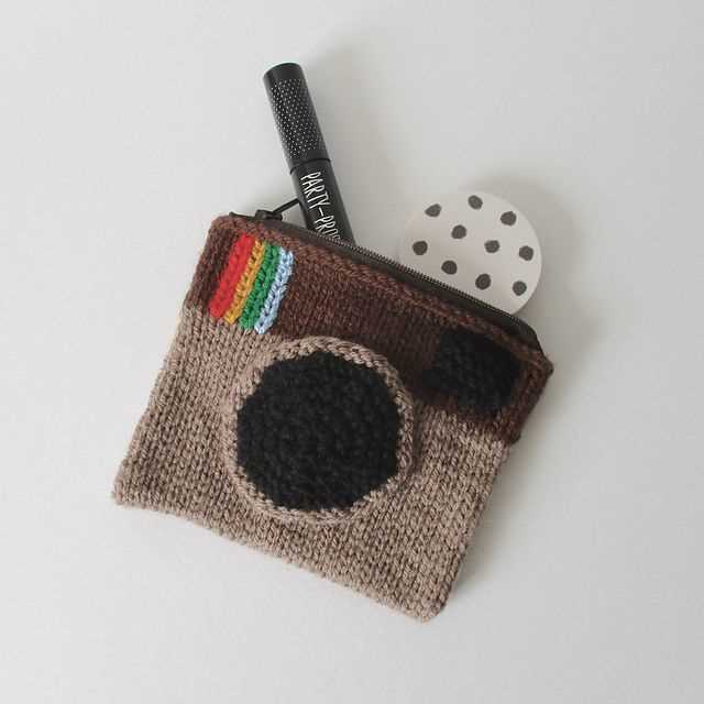 Easy DIY: Free Pattern for a Knitted Coin Purse