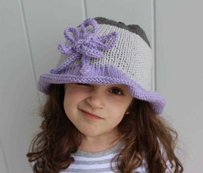 Stay cool and stylish with this free knitted sun hat pattern!